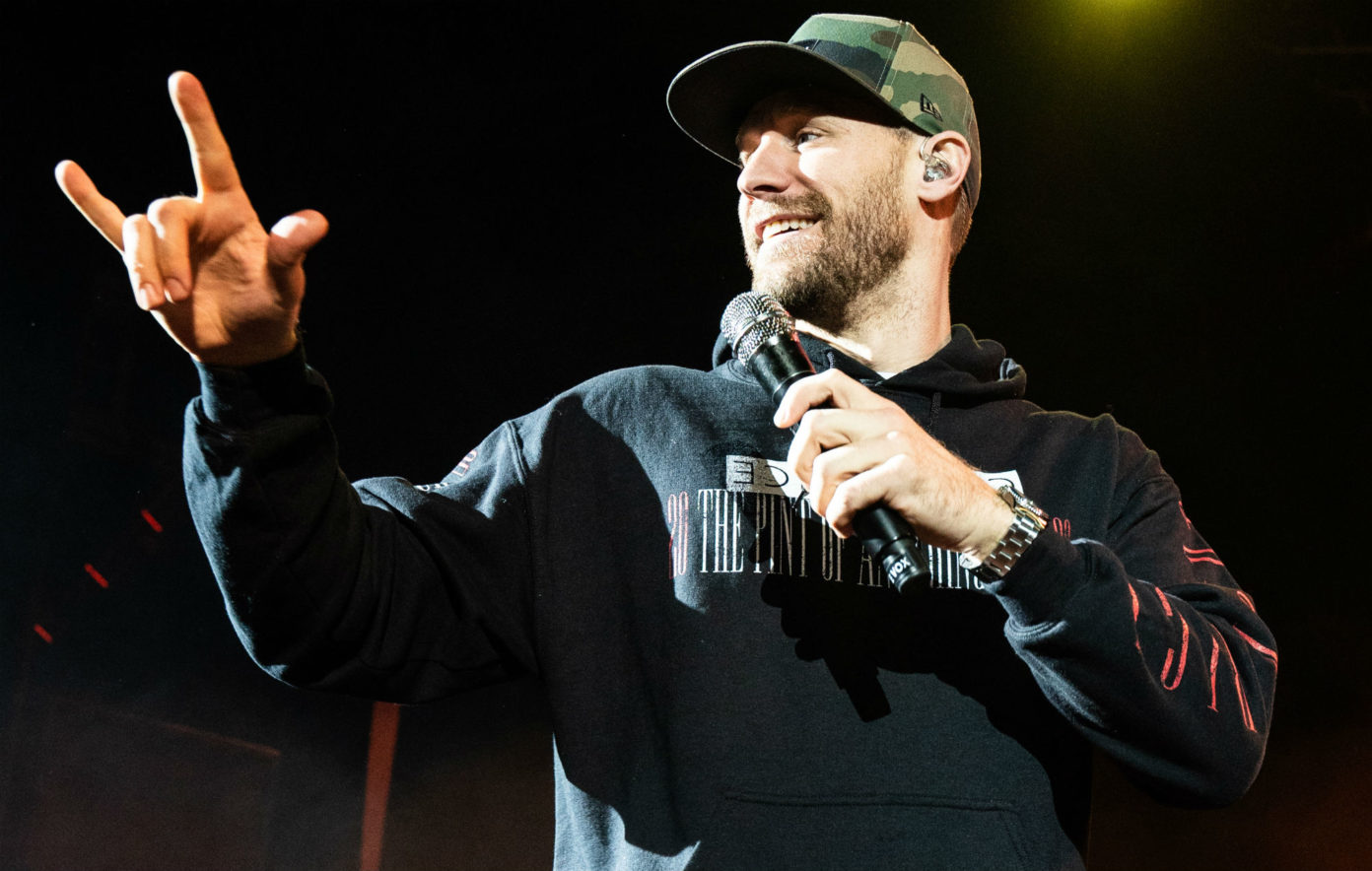 Country singer Chase Rice defies coronavirus spike to play packed ...