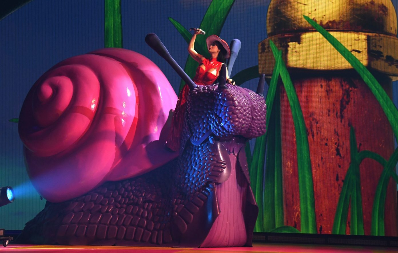 Watch Katy Perry lactate beer and sing with a dancing turd on first ...